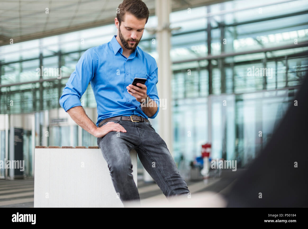 Checking smartphones hi-res stock photography and images - Alamy