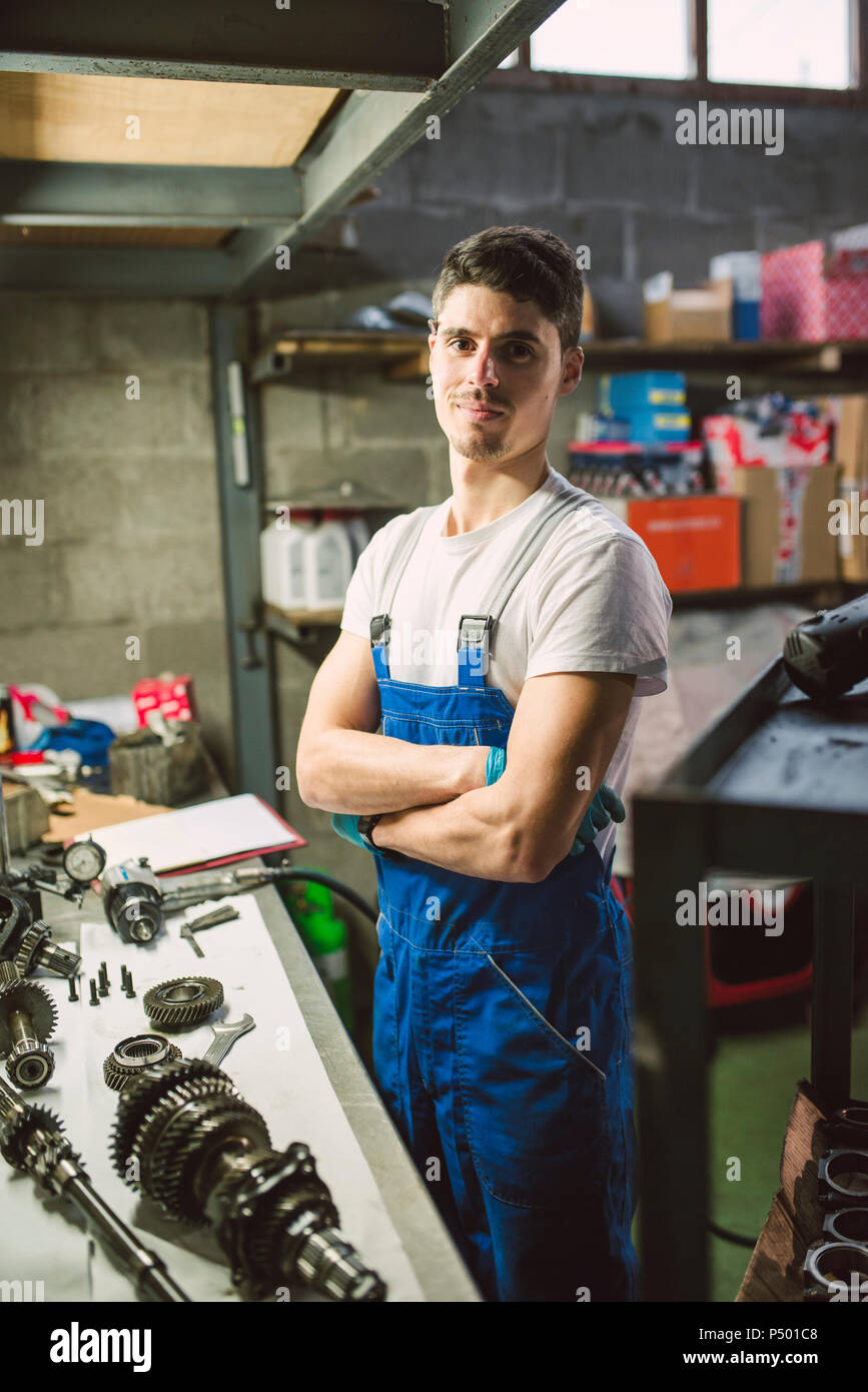 Mechanic workshop hi-res stock photography and images - Alamy