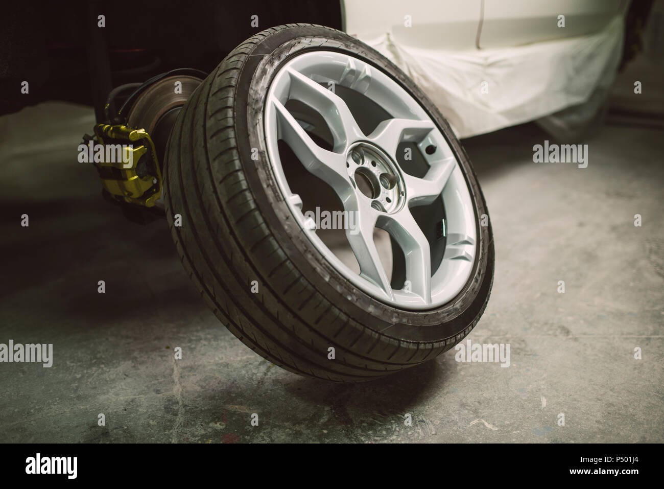 Changing car tyre in workshop Stock Photo - Alamy