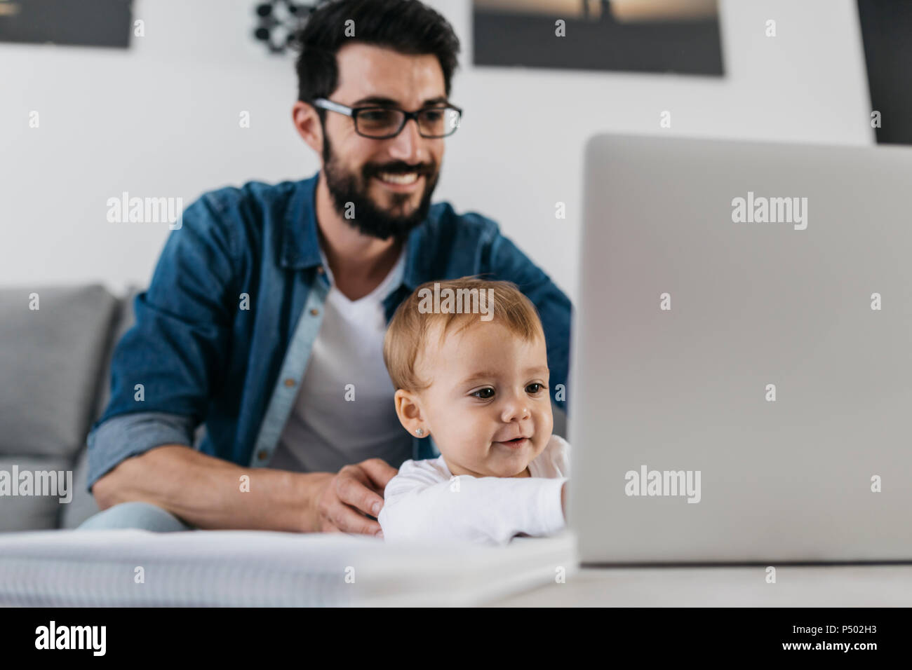Father comfort daughter hi-res stock photography and images - Alamy