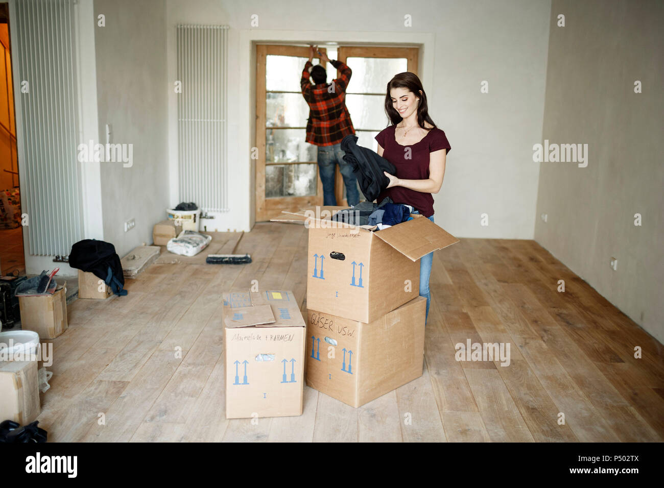 Unpacking boxes hi-res stock photography and images - Alamy