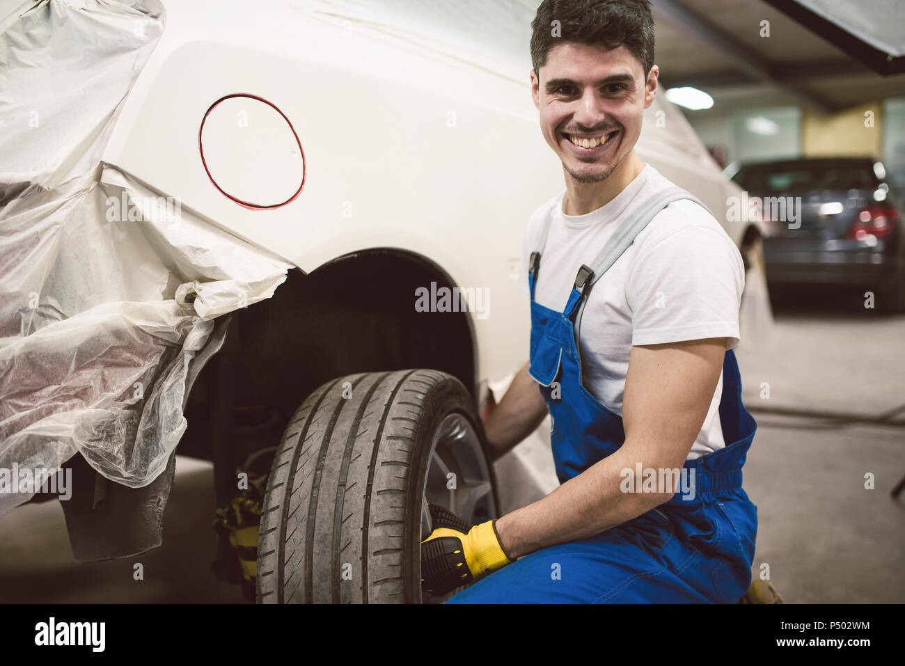 Car mechanic and tyre hi-res stock photography and images - Alamy