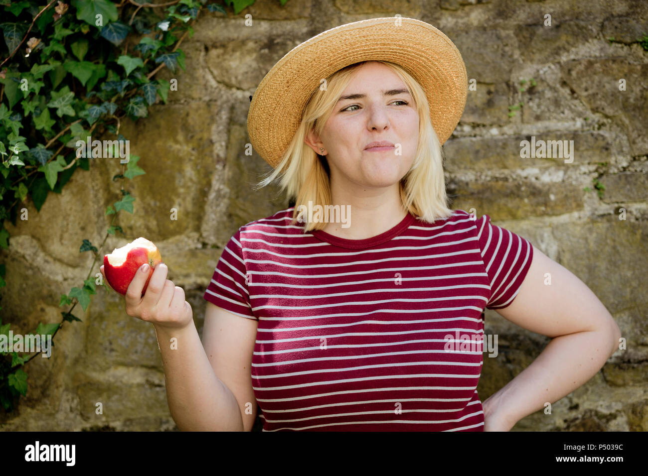 Women with sunhat hi-res stock photography and images - Alamy