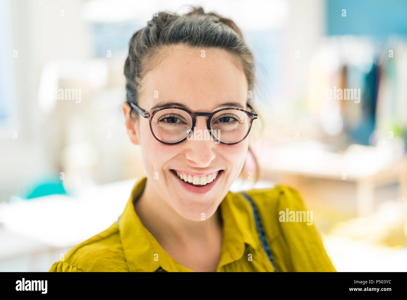 Portrait young woman happy hi-res stock photography and images - Alamy Portrait young woman happy hi-res stock photography and images - Alamy