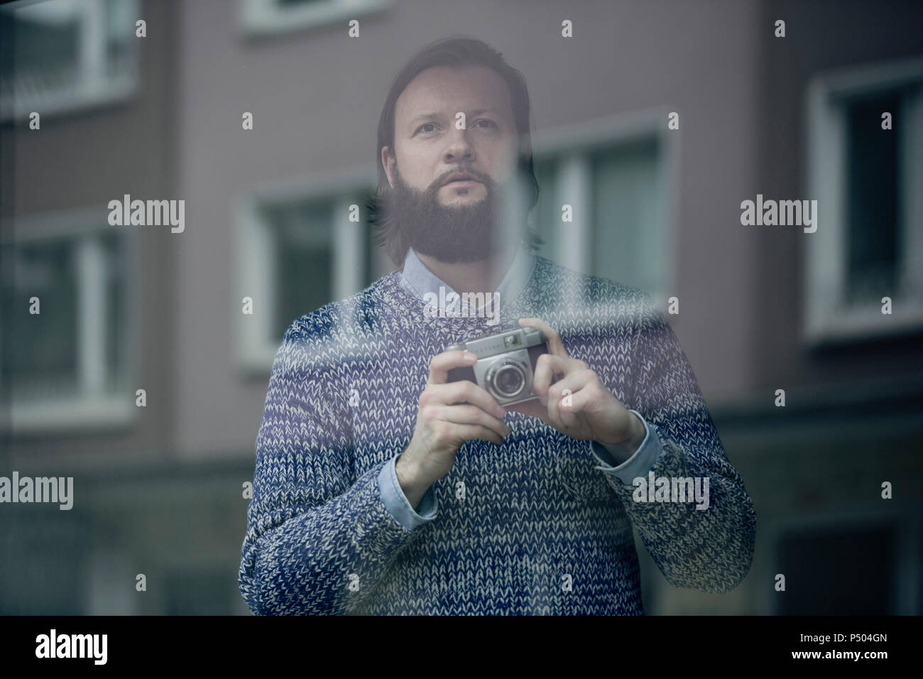 Man taking photos pictures hi-res stock photography and images - Alamy