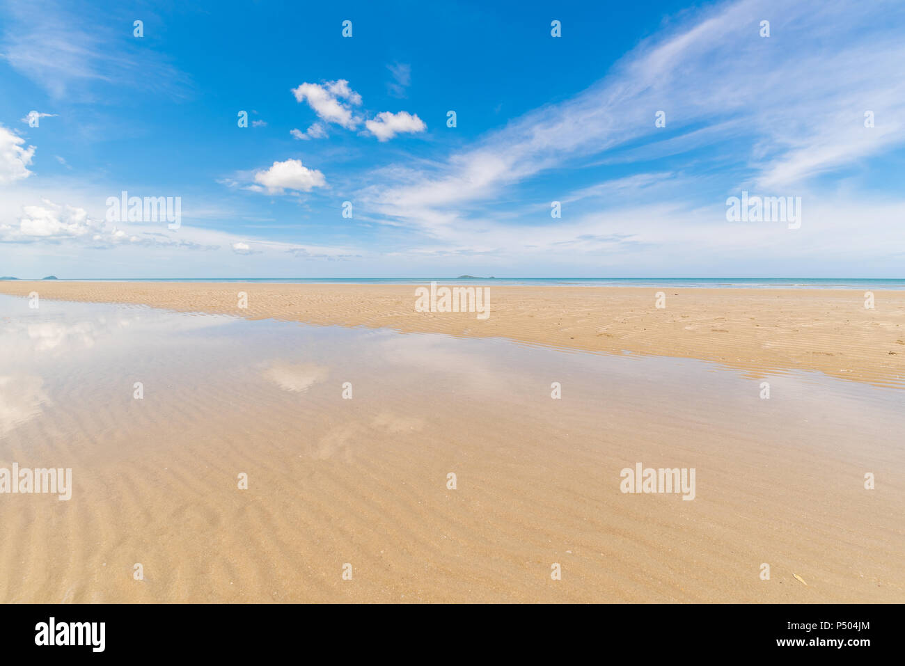 Sea sand sky summer hi-res stock photography and images - Alamy