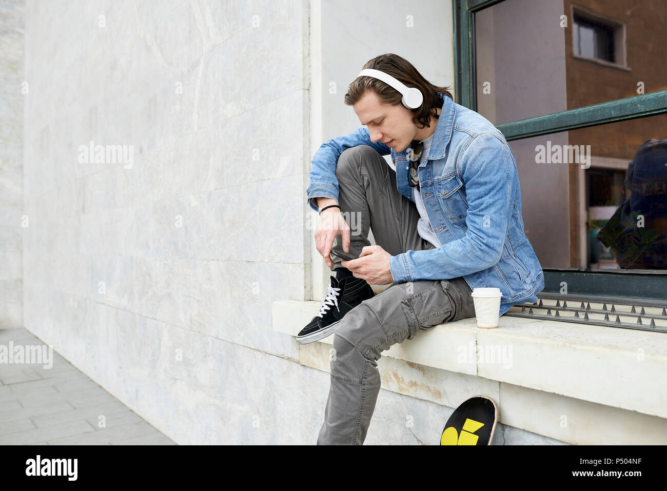 Wait waiting windows hi-res stock photography and images - Alamy