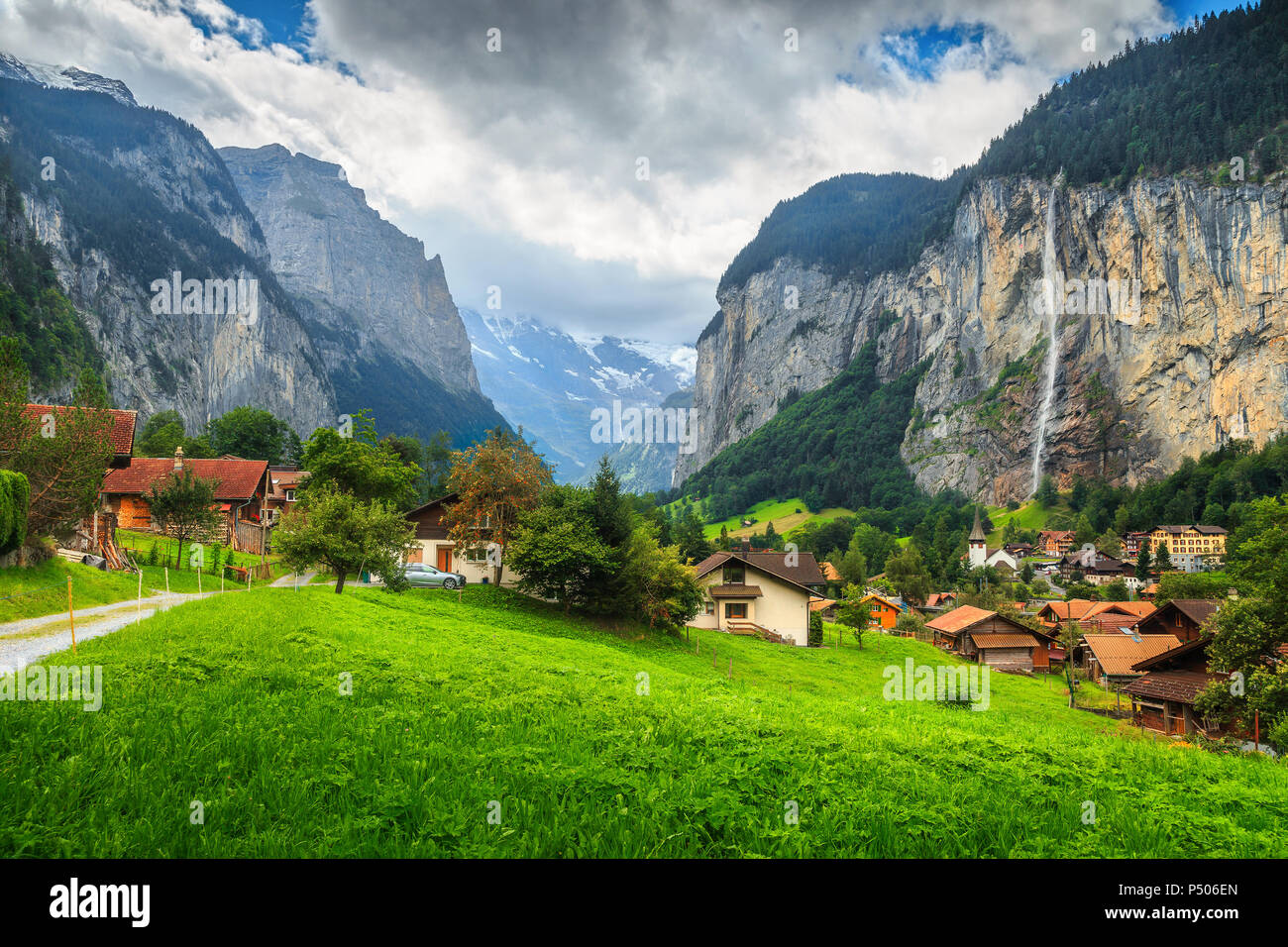 Traditional swiss houses hi-res stock photography and images - Alamy