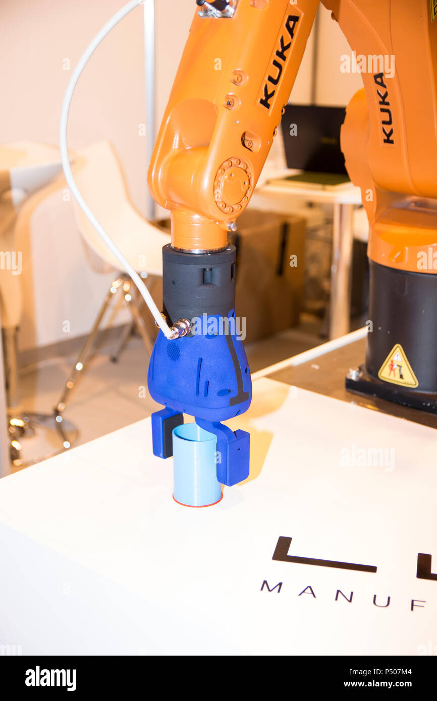 Kuka robots hi-res stock photography and images - Alamy