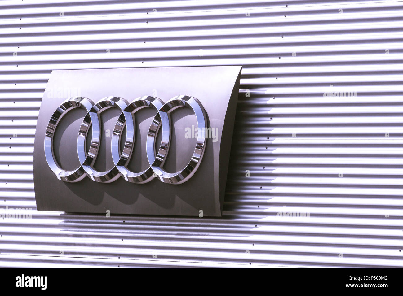 Metal audi logo hi-res stock photography and images - Alamy