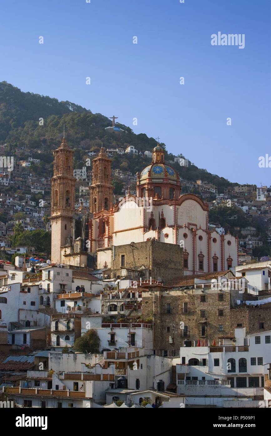 MEXICO. TAXCO. Panorámica de la ciudad en la que destaca la IGLESIA DE ...