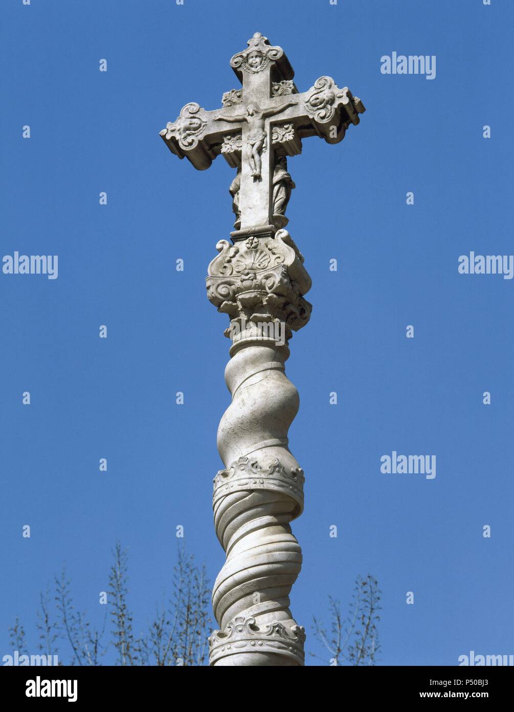 ARTE BARROCO. ESPAÑA. CRUZ BARROCA del HOSPITAL DE LA SANTA CREU, en el ...