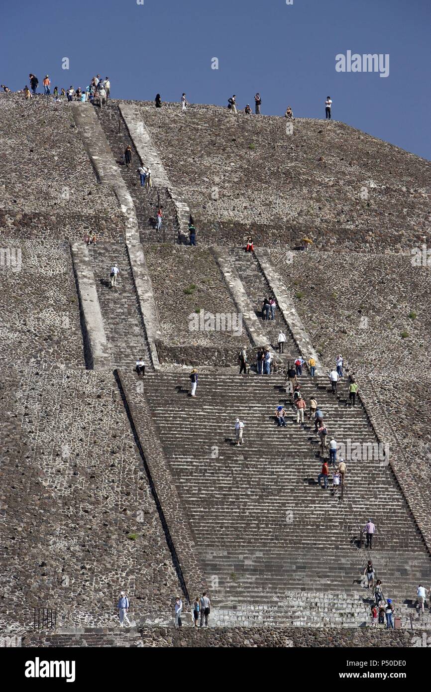 TURISTAS en la PIRAMIDE DEL SOL. SITIO ARQUEOLOGICO DE TEOTIHUACAN ...