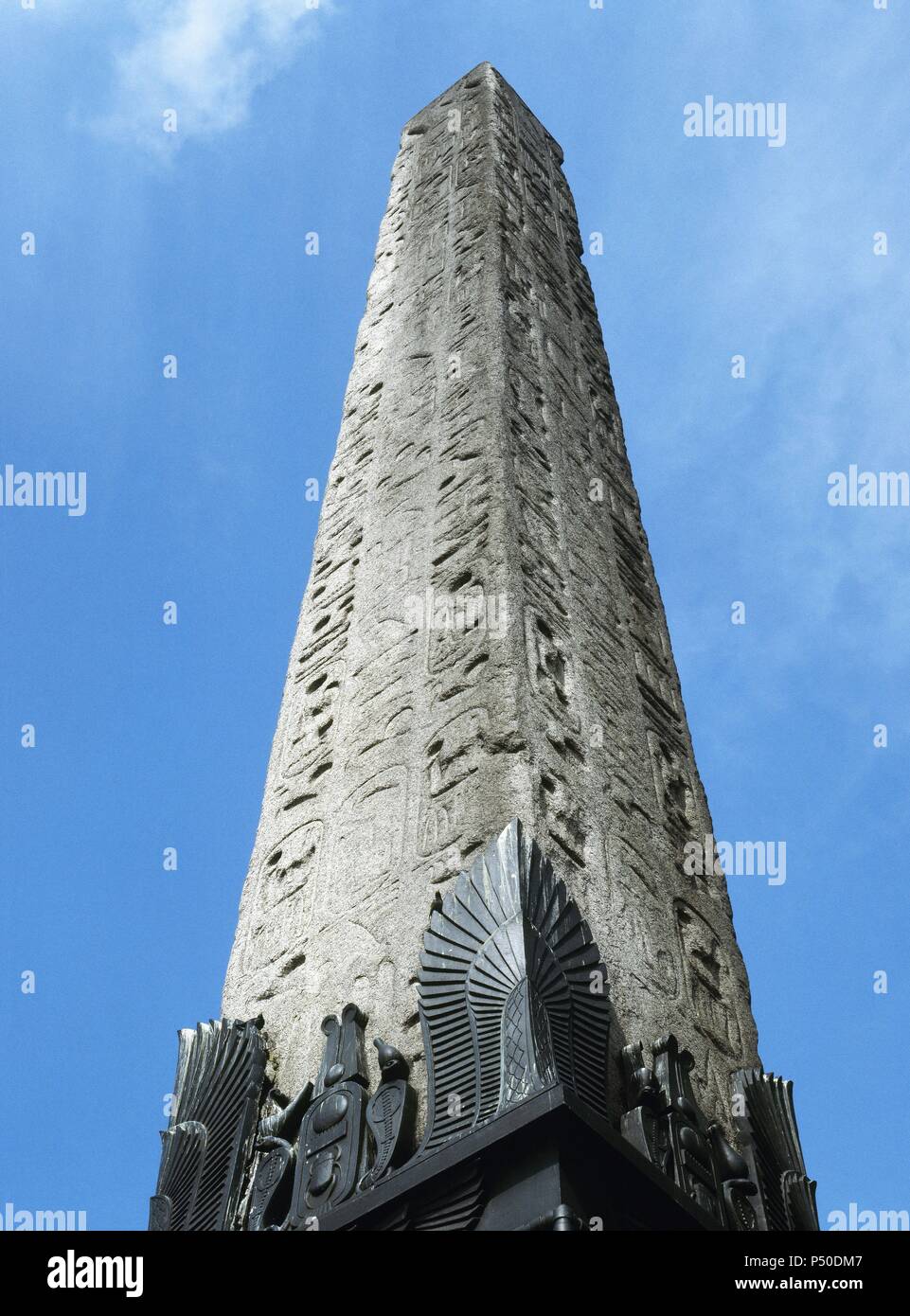 Obelisco rojo hi-res stock photography and images - Alamy