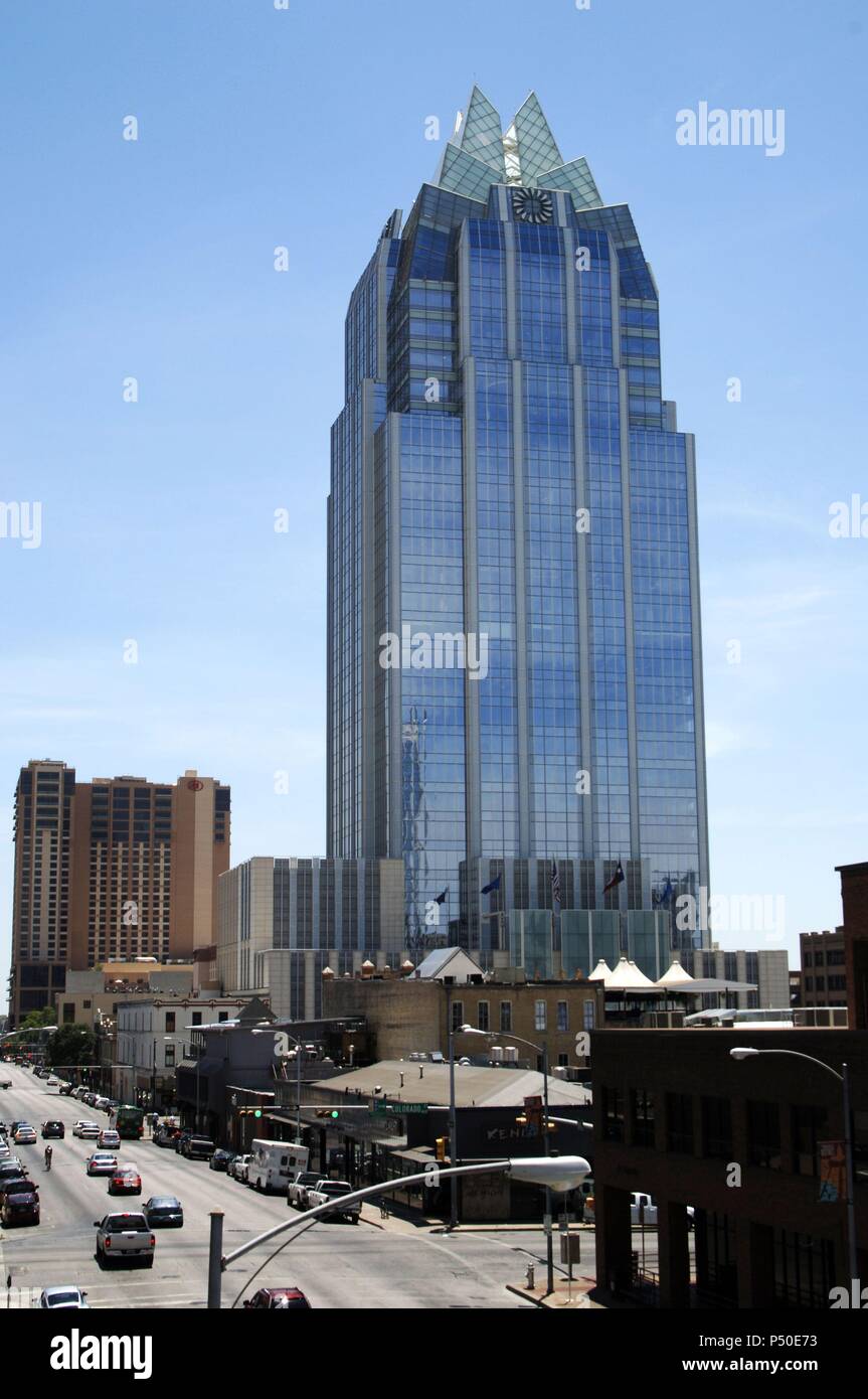 ESTADOS UNIDOS. AUSTIN. Vista de una calle con el rascacielos del FROST ...