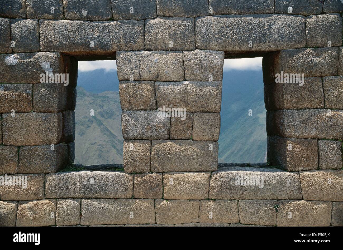 ARTE PRECOLOMBINO. INCA. PERU. MACHU PICCHU. Detalle de dos ventanas ...