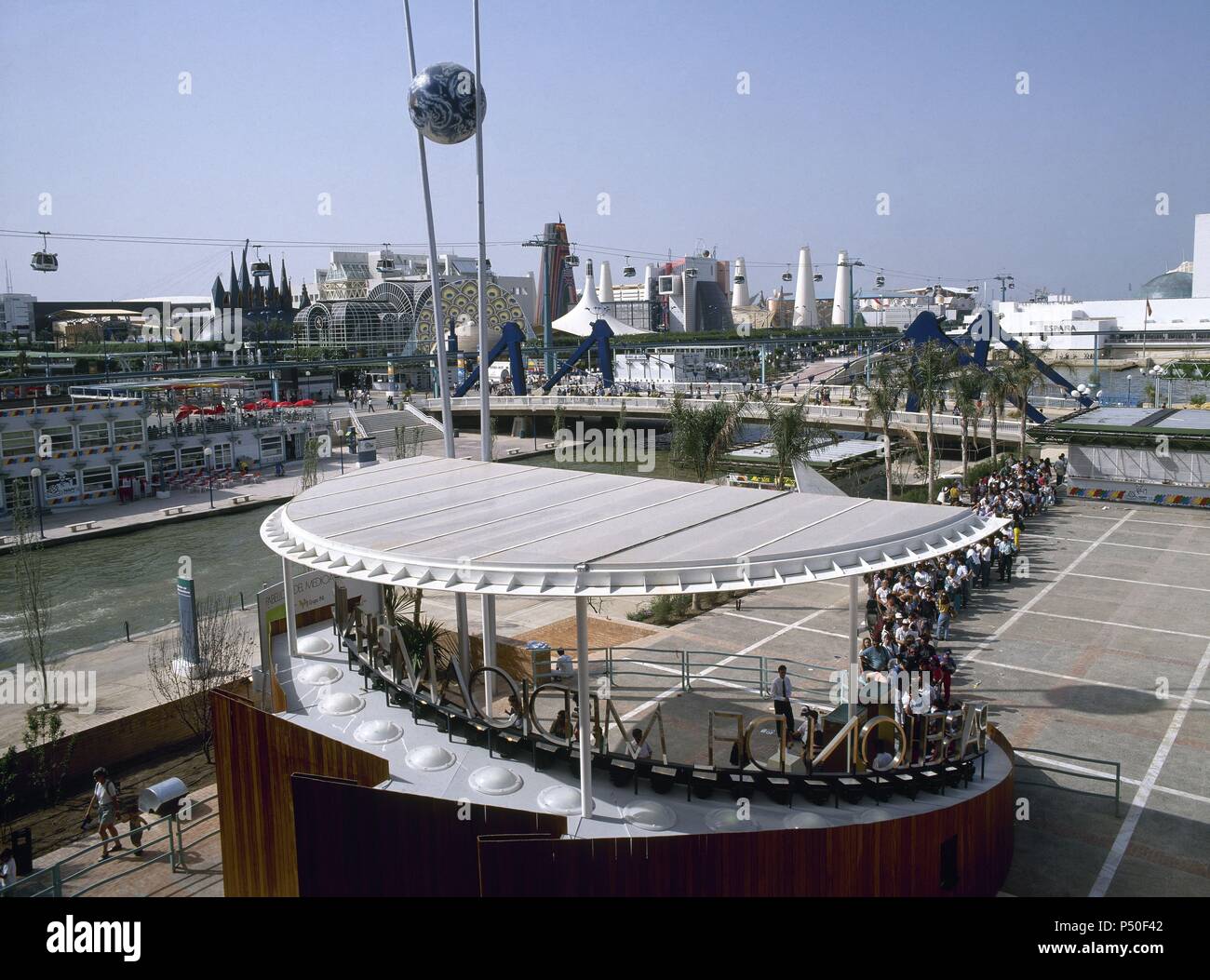 EXPOSICION UNIVERSAL DE SEVILLA (1992). Vista general del recinto con ...