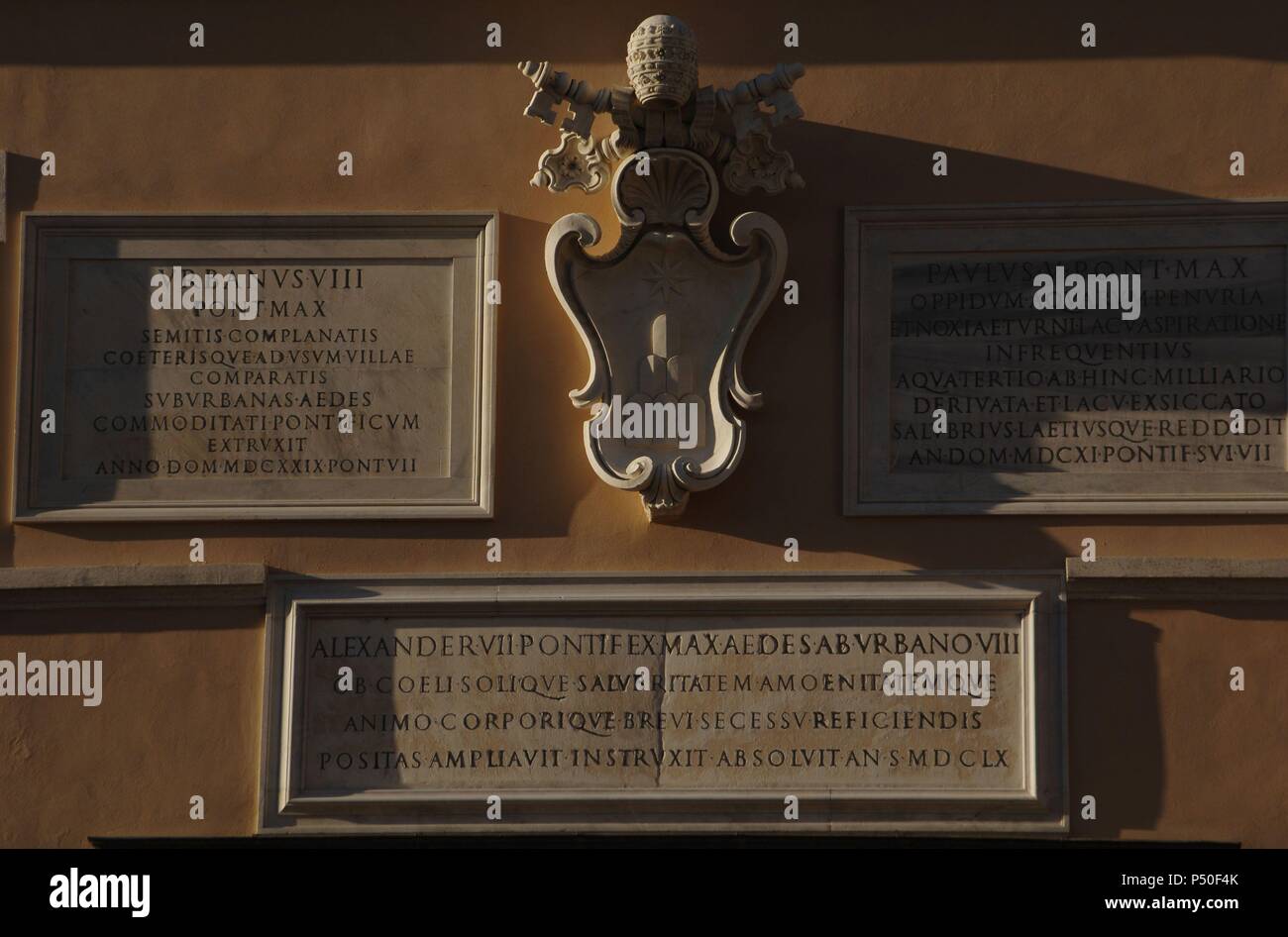 Italian renaissance shield is a coat of arms hi-res stock photography ...