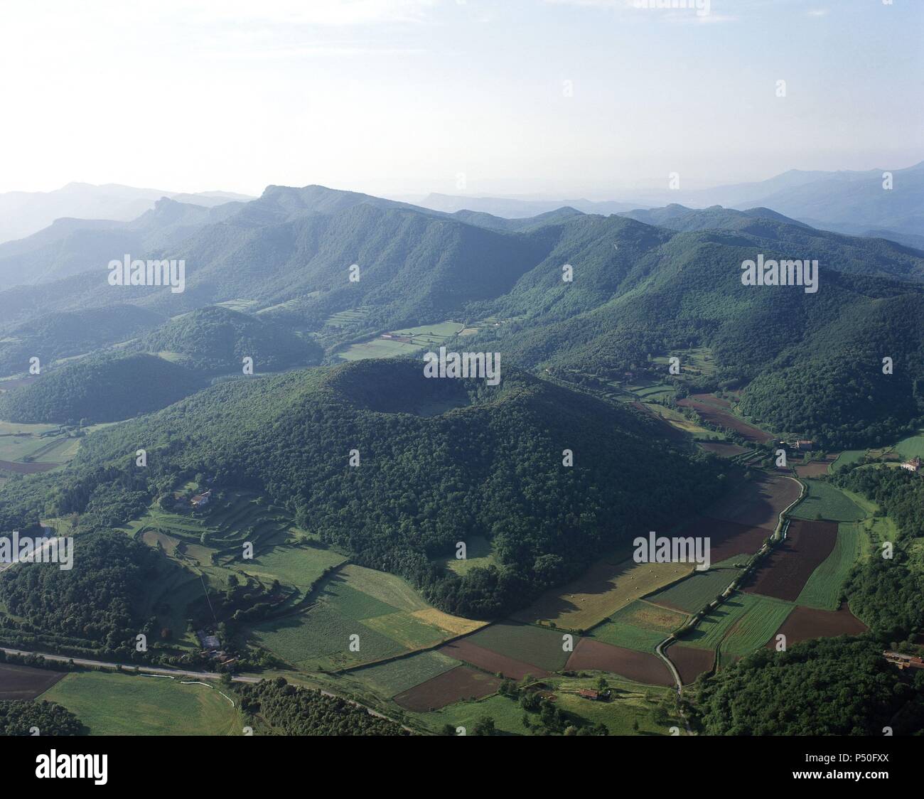 CATALUÑA. PARQUE NATURAL DE LA ZONA VOLCANICA DE LA GARROTXA. Vista ...