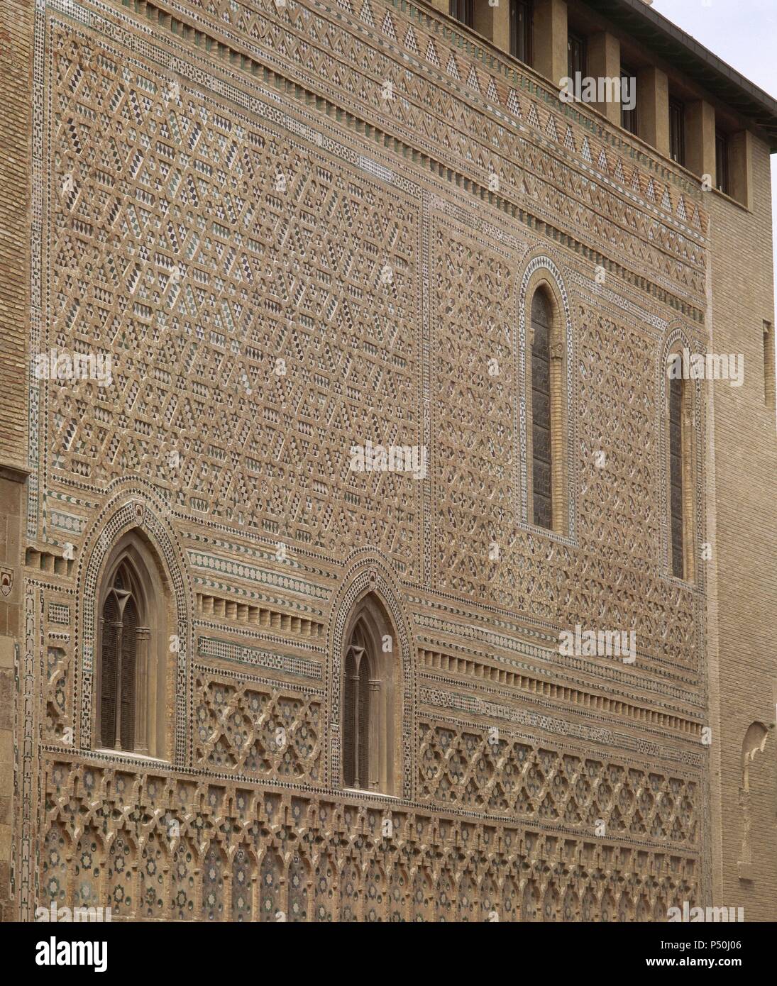 ARTE MUDEJAR. ESPAÑA. LA SEO o SAN SALVADOR. Detalle del muro de estilo ...