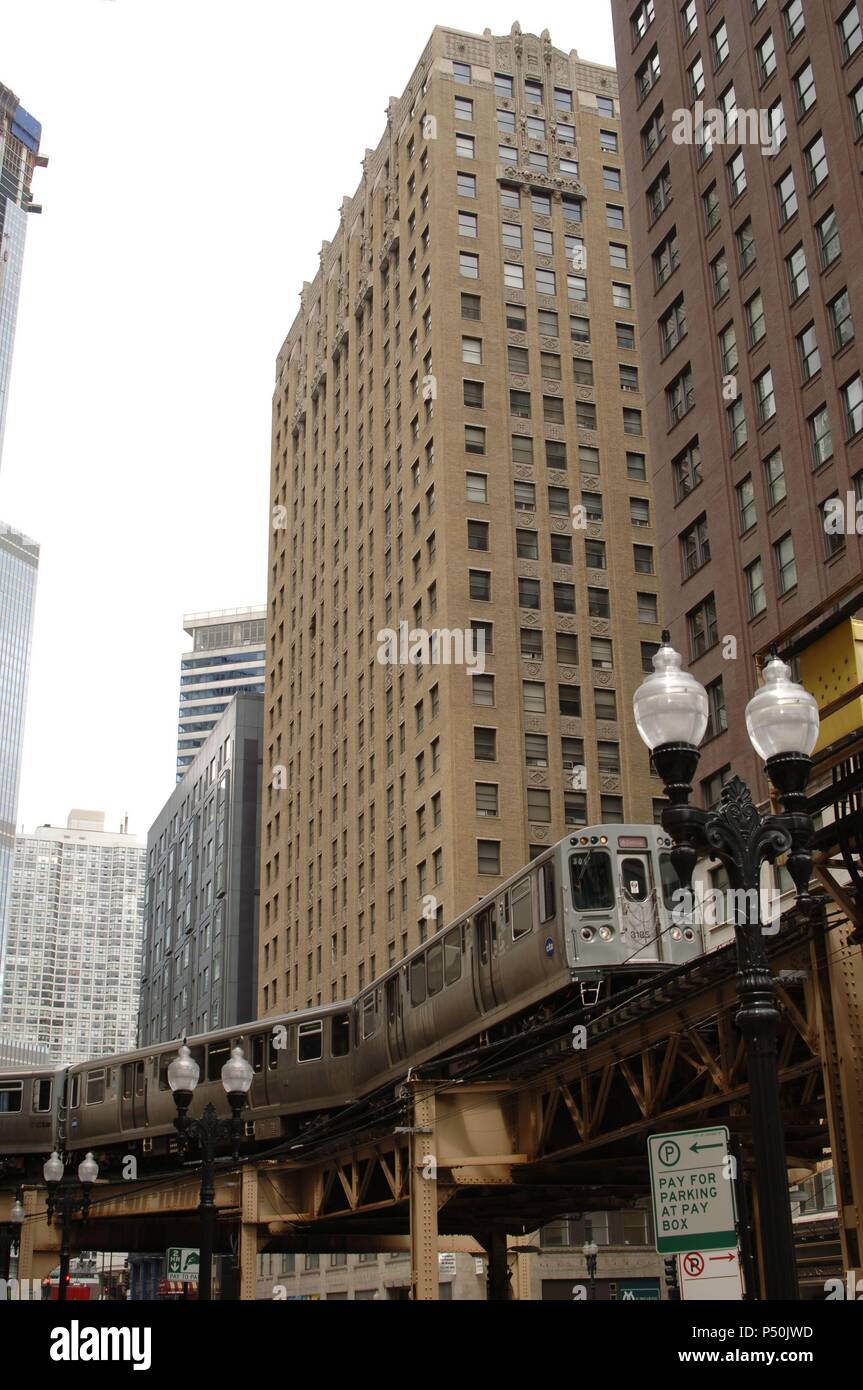 METRO de CHICAGO circulando por el exterior, en el centro de la ciudad ...