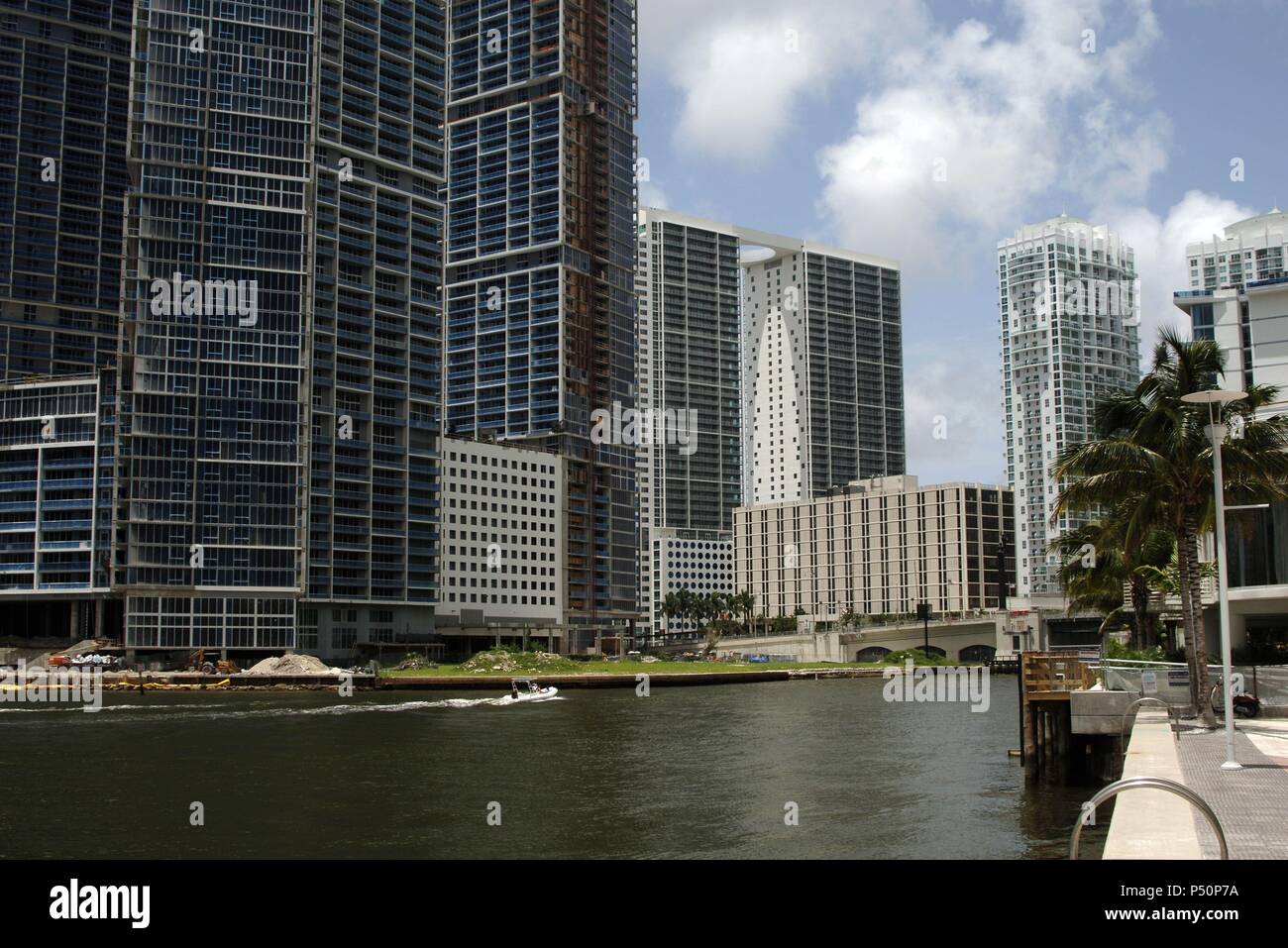 ESTADOS UNIDOS. MIAMI. Vista del RIO MIAMI y algunos rascacielos del ...