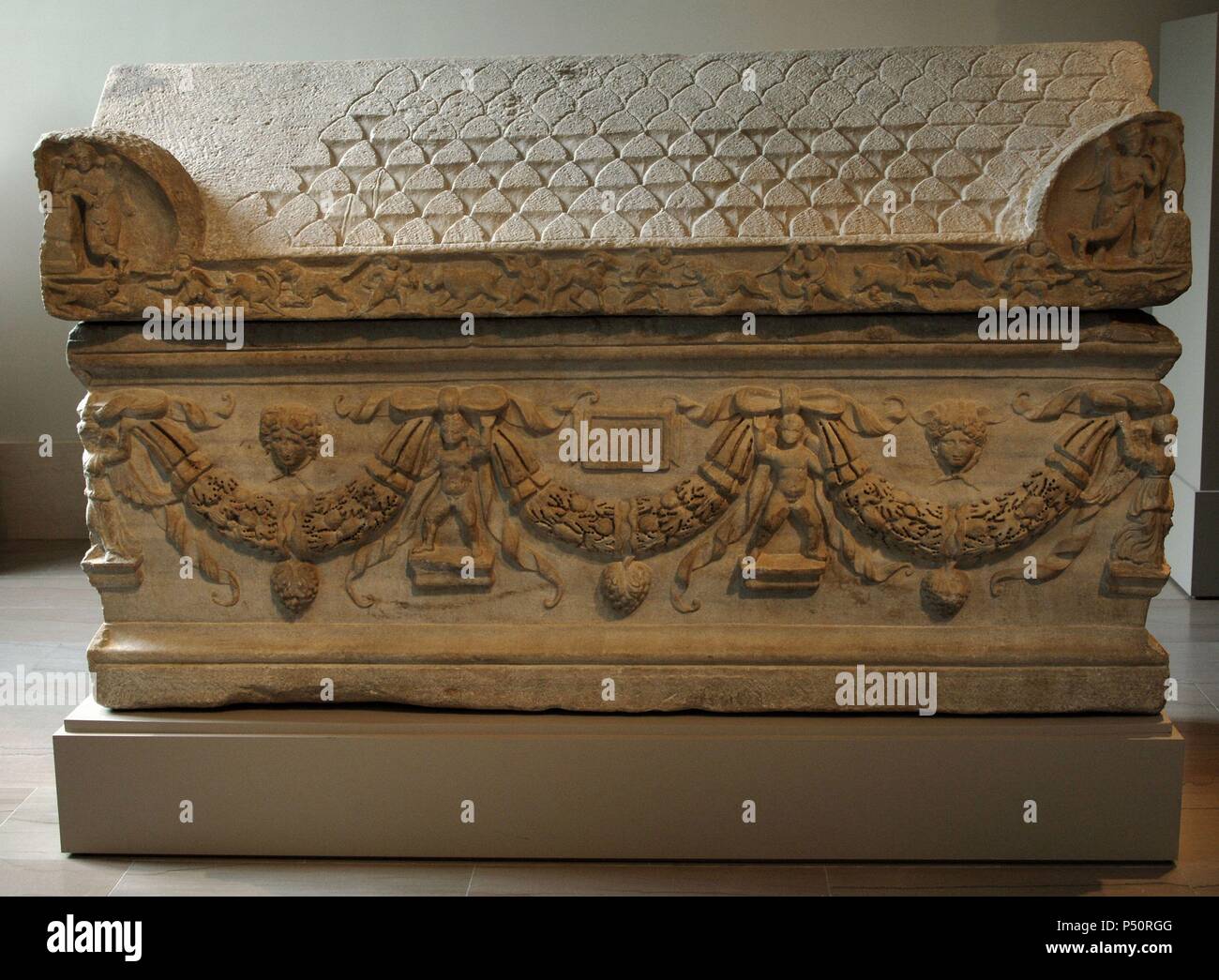 Roman Art Marble Sarcophagus With Garlands Of Oak Leaves Supported By