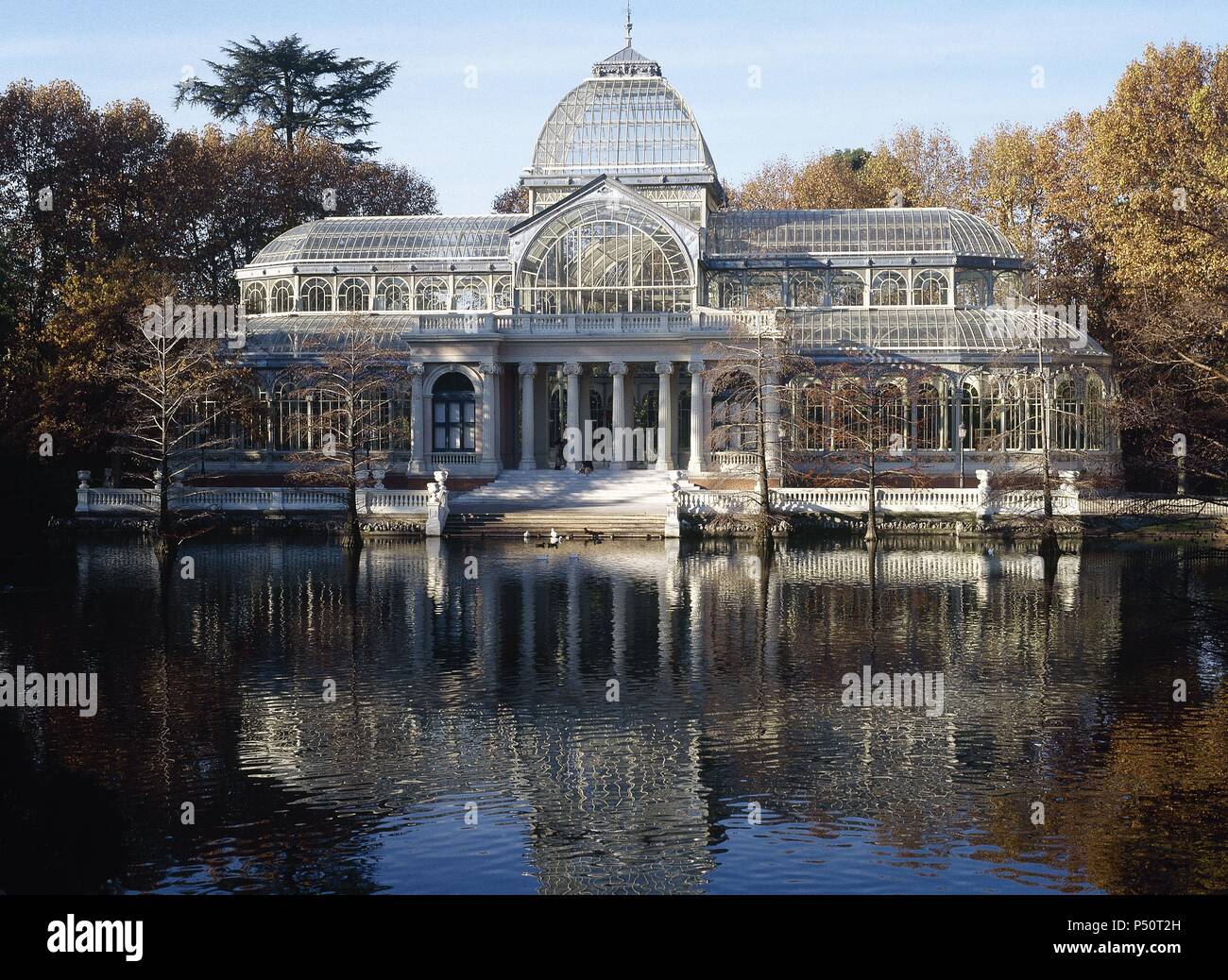 MADRID. PARQUE DE EL RETIRO. Vista del PALACIO DE CRISTAL y, en primer ...