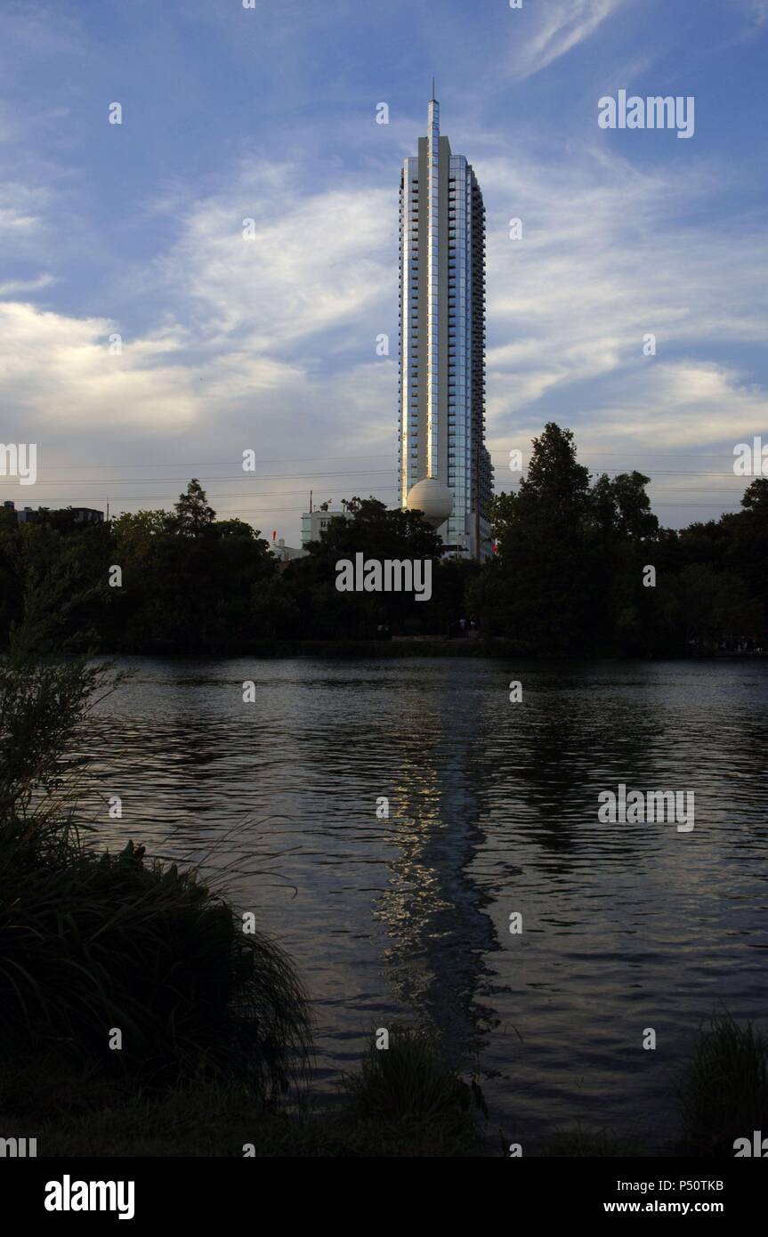 ESTADOS UNIDOS. AUSTIN. Vista del rascacielos THE AUSTONIAN, a orillas ...