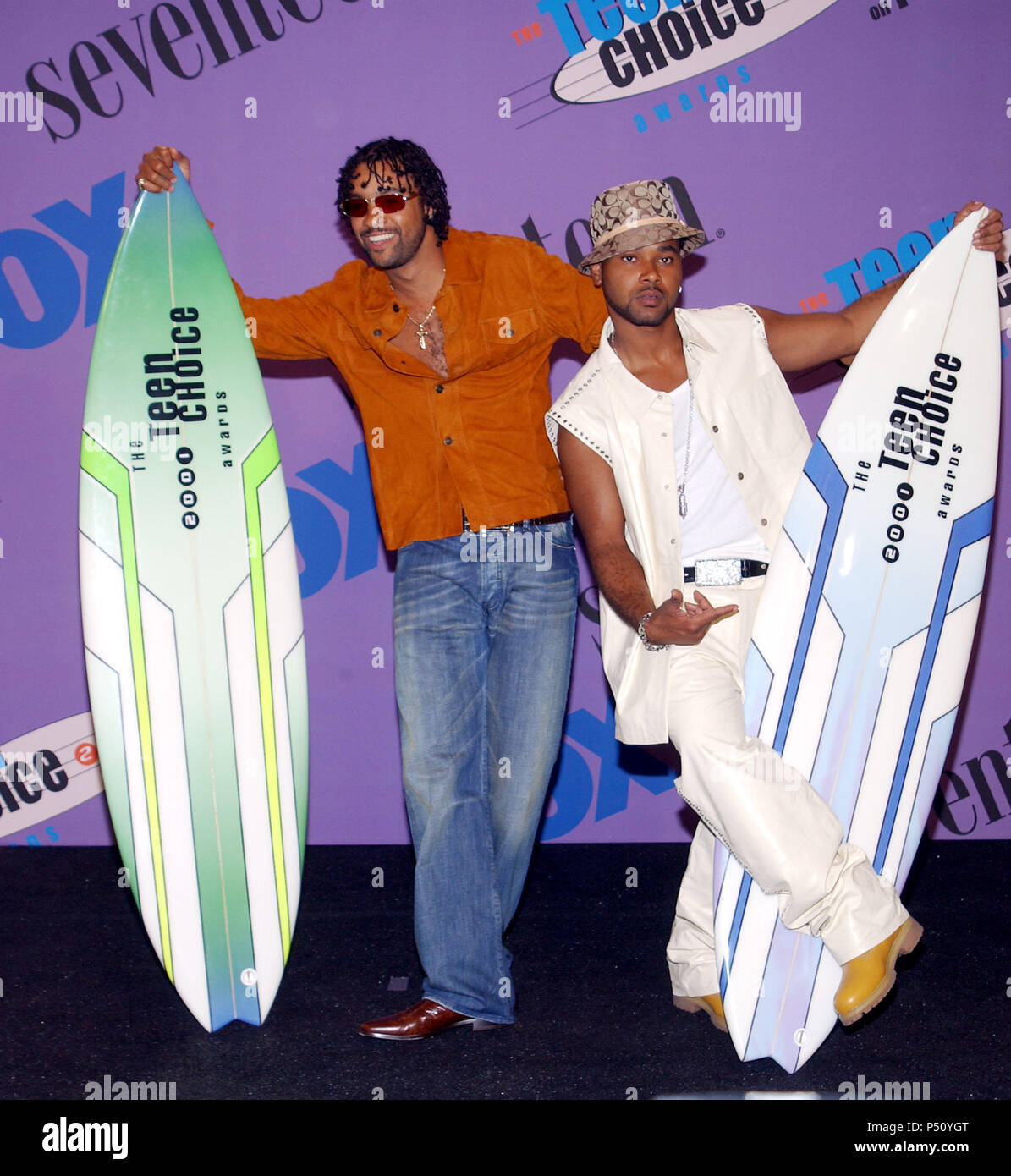 Shaggy, left, and Rayvon backstage at the Teen Choice Awards 2001 at ...