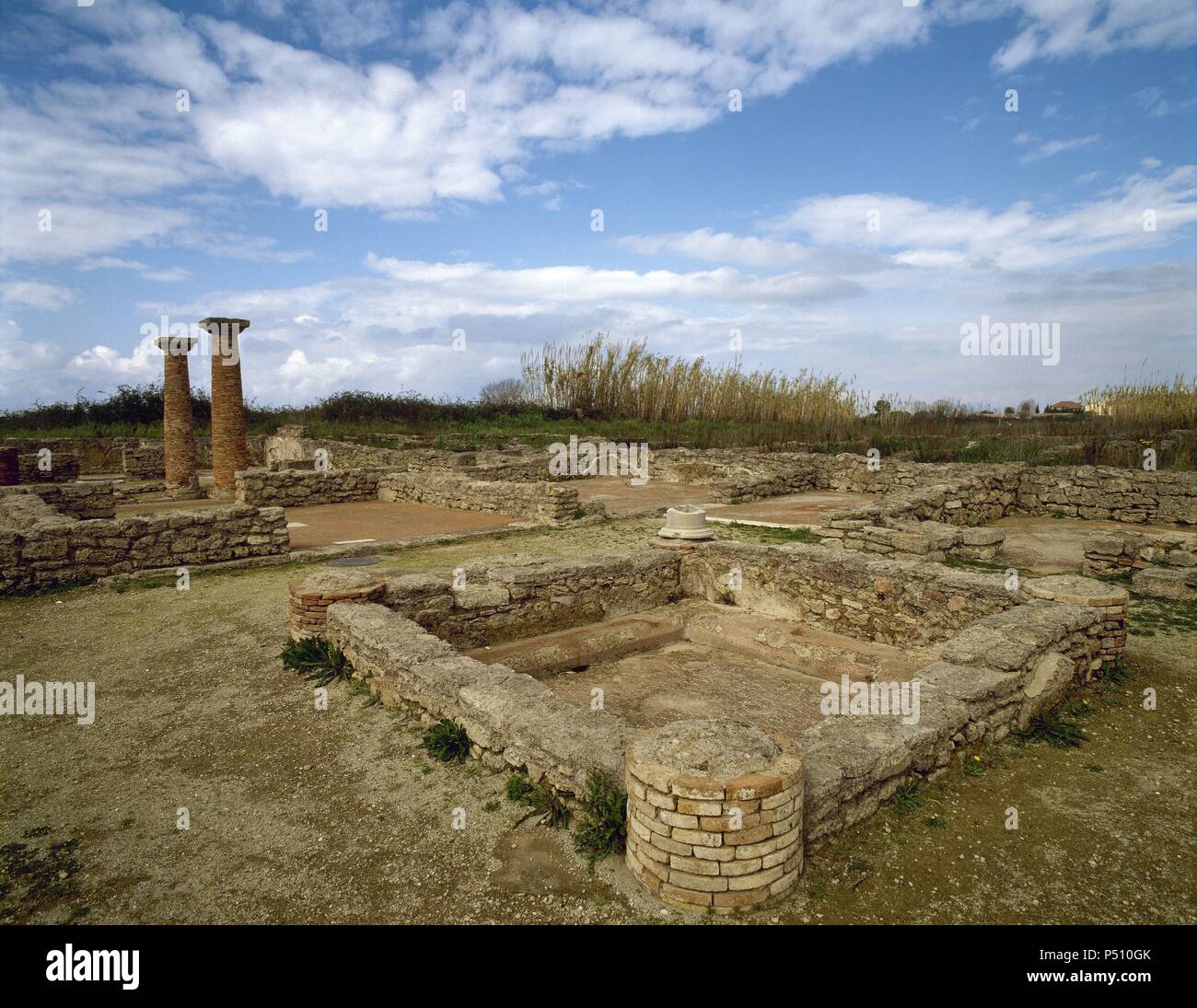 Antigua ciudad griega de poseidonia hi-res stock photography and images ...