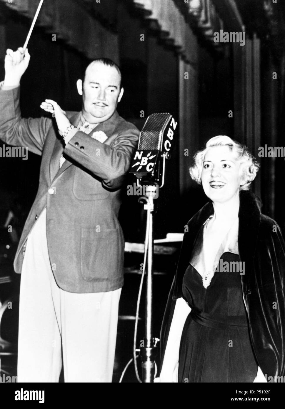 El director de orquesta Paul Whiteman y la cantante Helen Jepson, 1935 ...