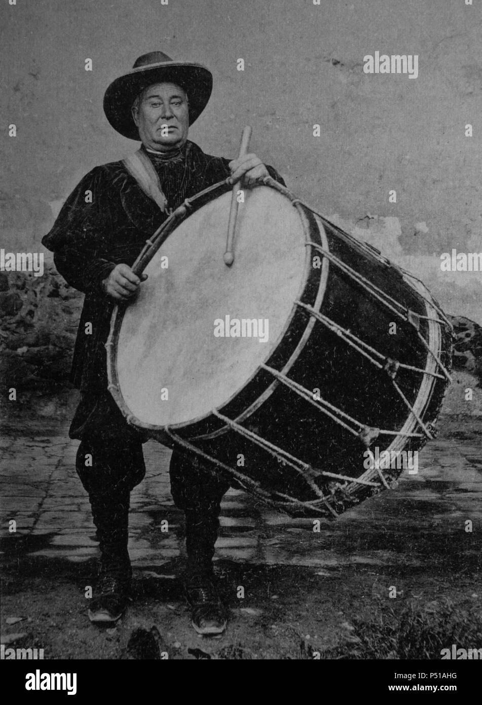 'El Tabal' que anuncia las fiestas de la PATUM DE BERGA. Año 1910 Stock ...