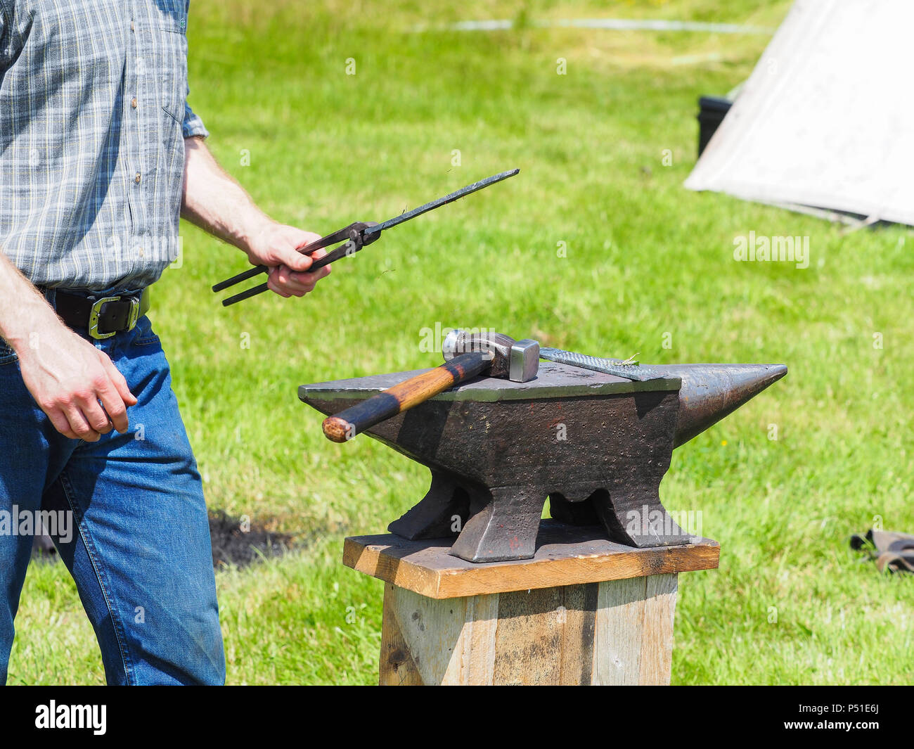 Man garden tool shop hi-res stock photography and images - Alamy