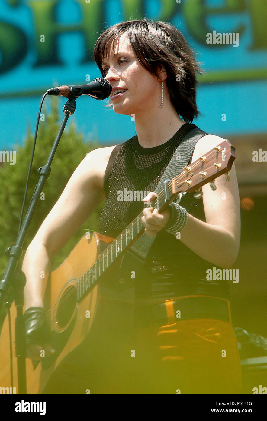 Alanis Morissette Performs Live At The Grove in Los Angeles. May 29 ...