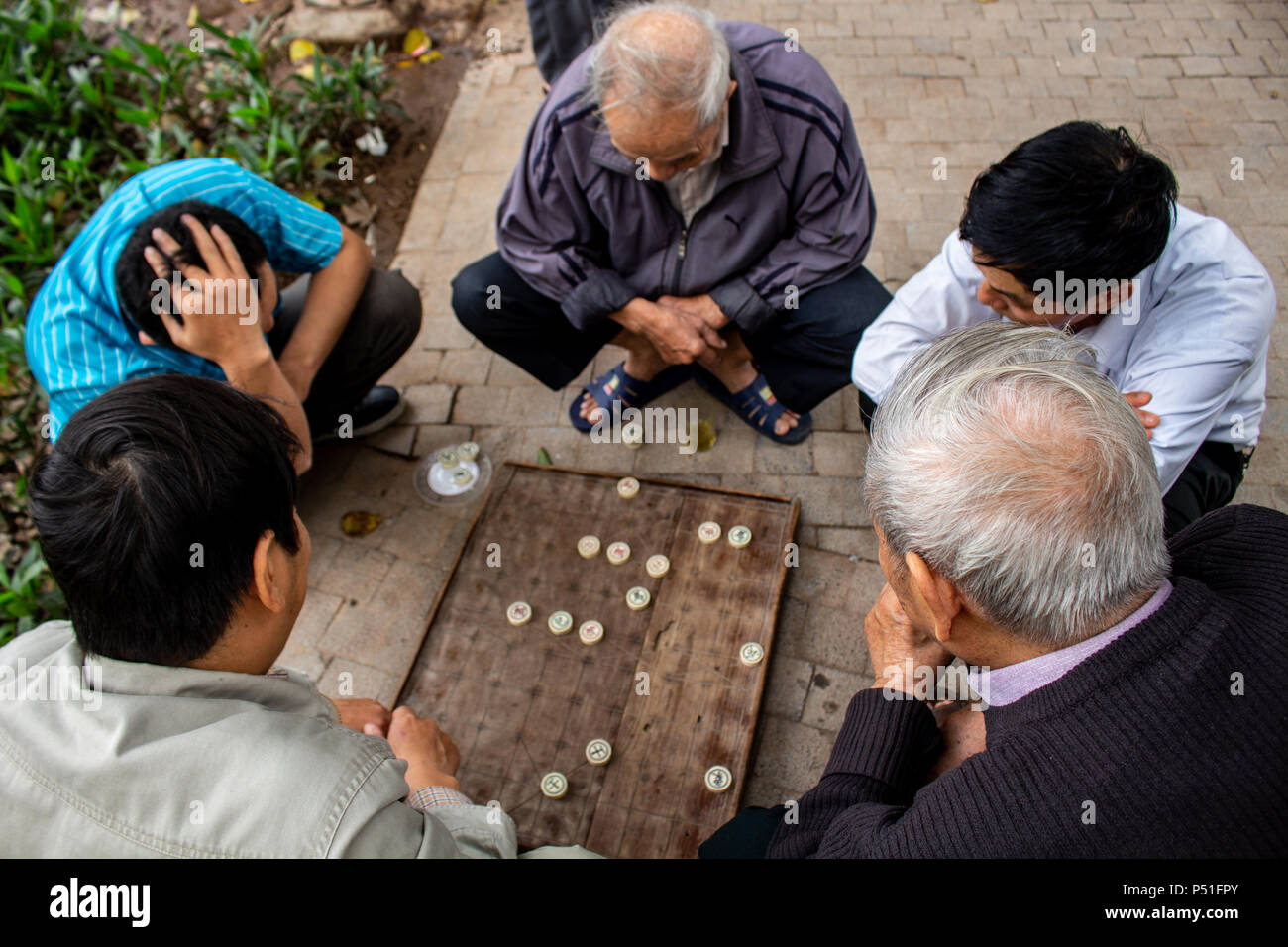Elderly men playing checkers park hi-res stock photography and images ...