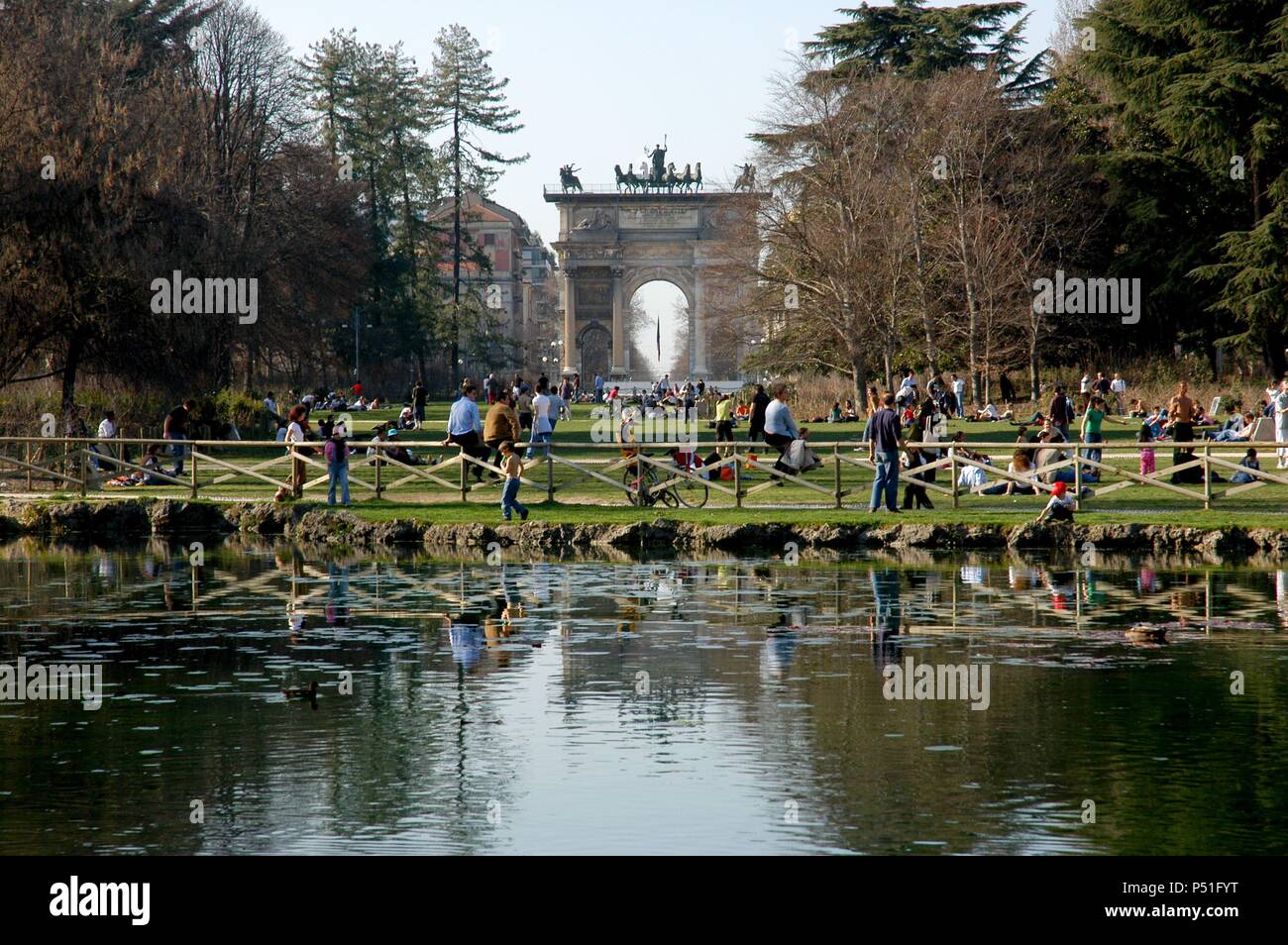 ITALIA. MILAN. Vista del PARQUE SEMPIONE. Al fondo el ARCO DELLA PACE ...