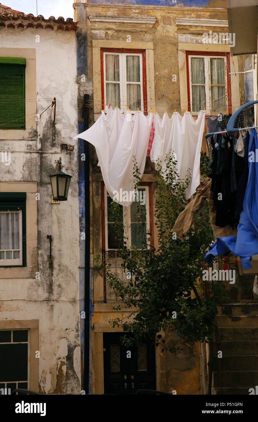 PORTUGAL. SANTAREM. Ropa tendida en un edificio del casco antiguo de la ...