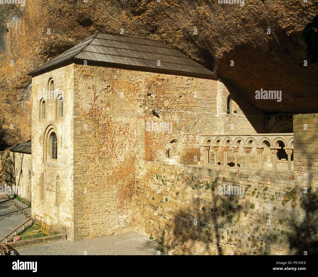 Monasterio benedictino medieval hi-res stock photography and images - Alamy