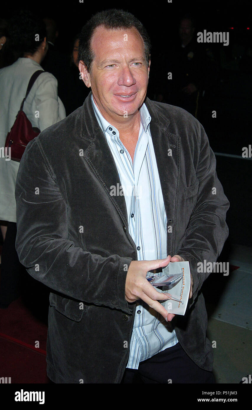 Gary Shandling arriving at the Premiere of " Eternel Sunshine of the ...