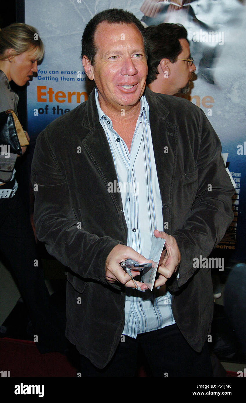 Gary Shandling arriving at the Premiere of " Eternel Sunshine of the ...