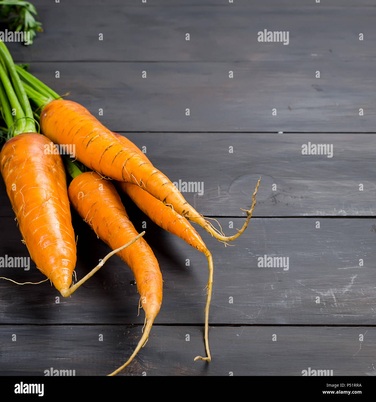 Freshly washed whole carrots with leaves Stock Photo - Alamy