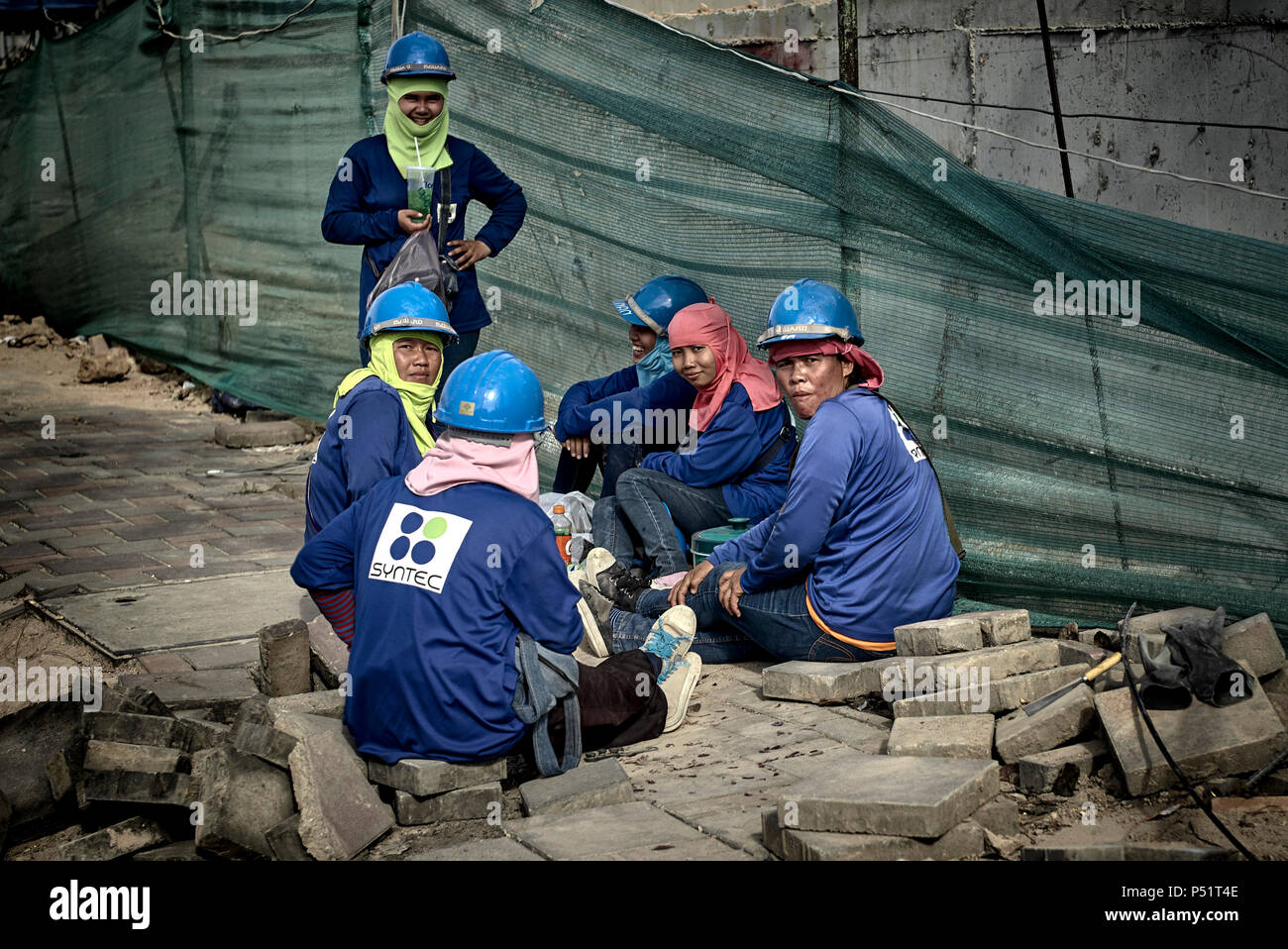 Female building construction workers hi-res stock photography and ...