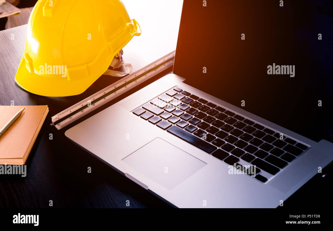 Construction worker computer office hi-res stock photography and images ...