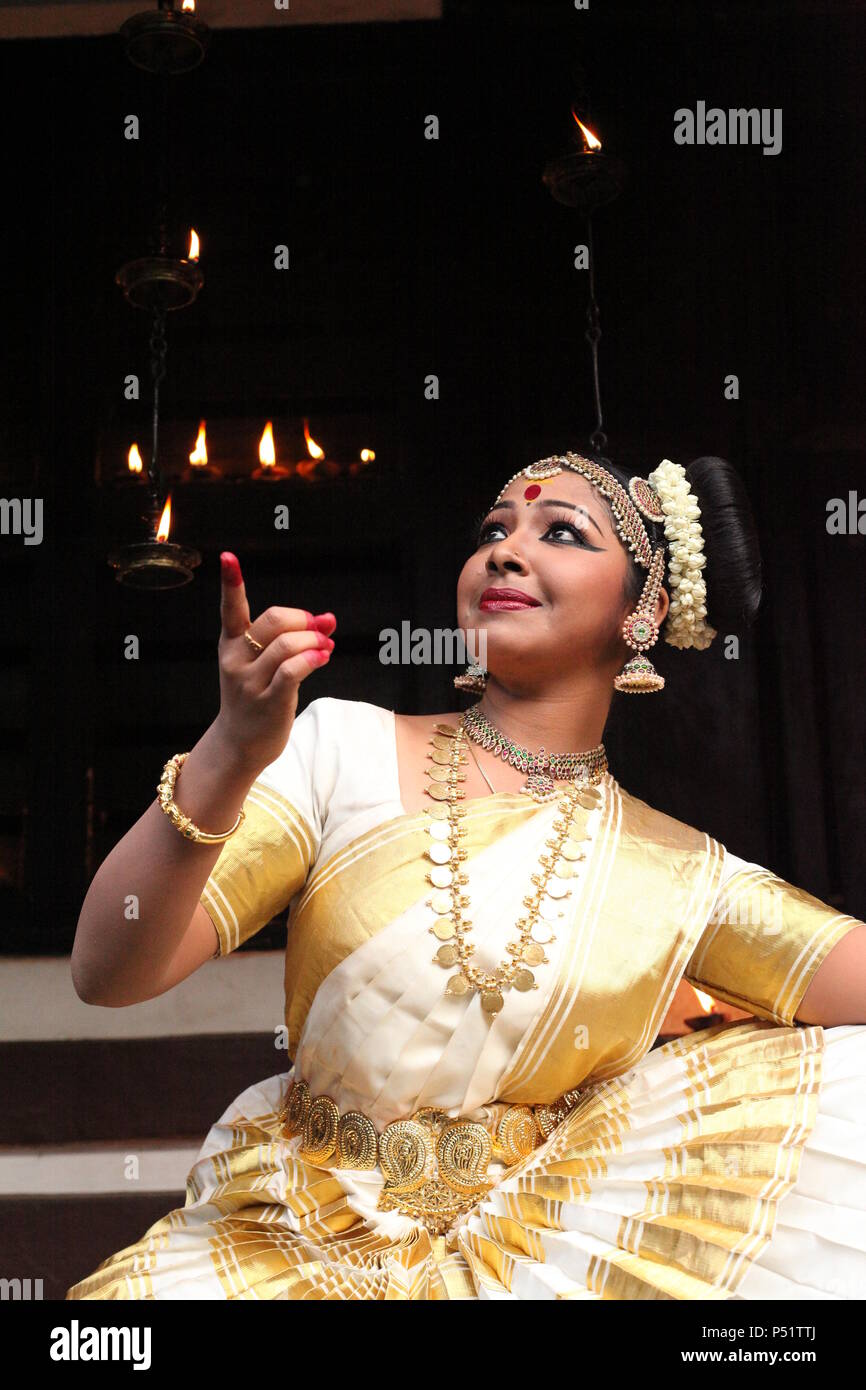 Mohiniyattam hi-res stock photography and images - Alamy