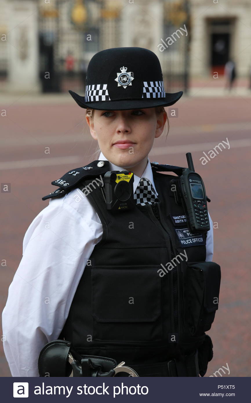 British police buckingham palace hi-res stock photography and images ...