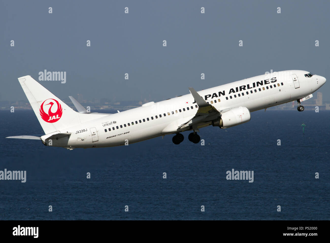 JAL Japan Airlines Boeing 737-800 taking off from Tokyo Haneda airport Stock Photo - Alamy