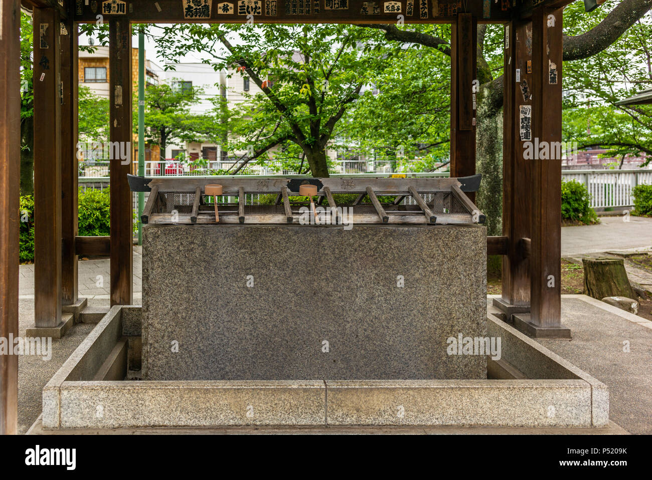 Ceremonial wash basin hi-res stock photography and images - Alamy