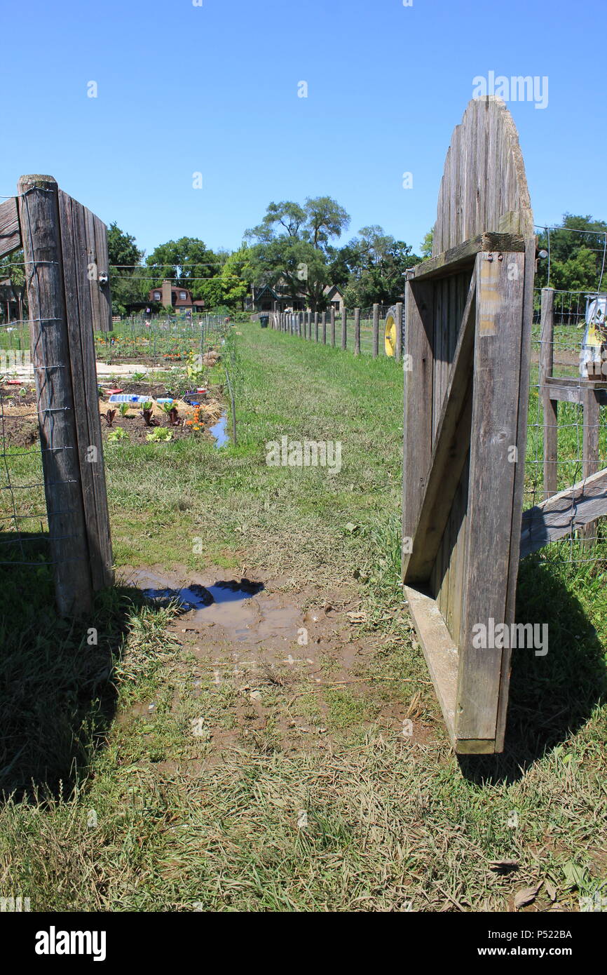 Enclosed garden gate hi-res stock photography and images - Alamy