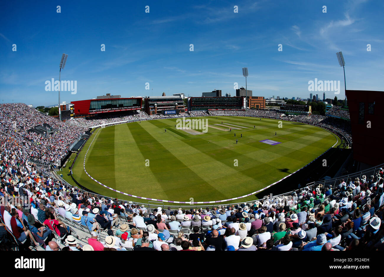 Old trafford crowd hi-res stock photography and images - Alamy